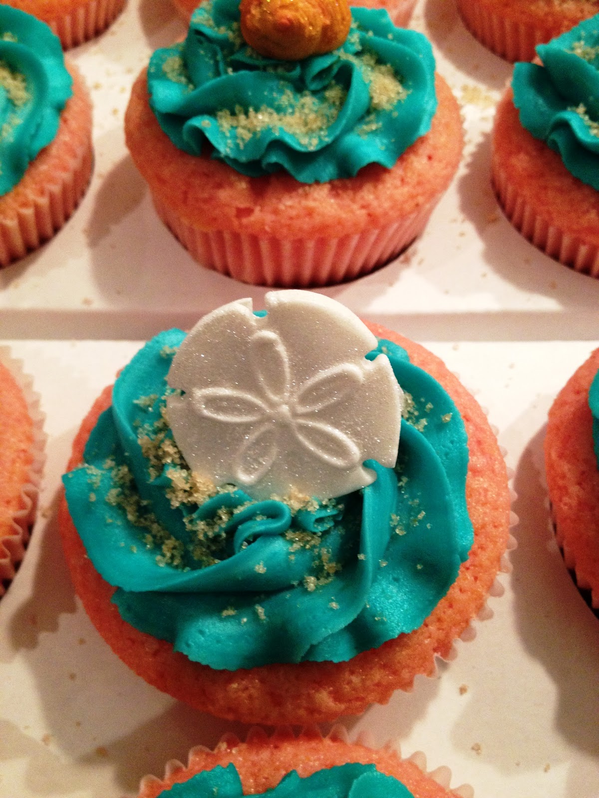 MaryMel Cakes: Beach Themed cupcakes