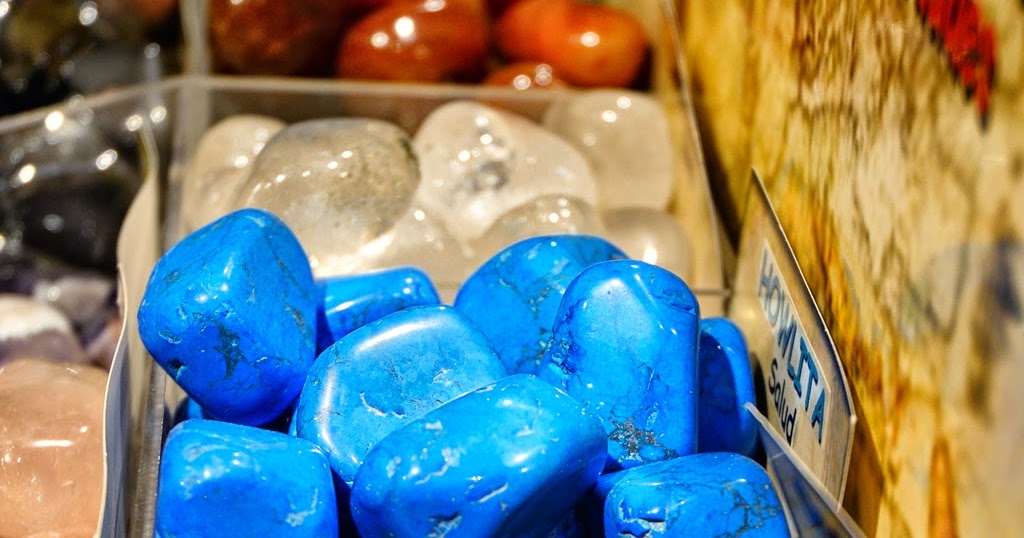 Barcelona Photoblog: Gem Stores in Barcelona: Blue Howlite