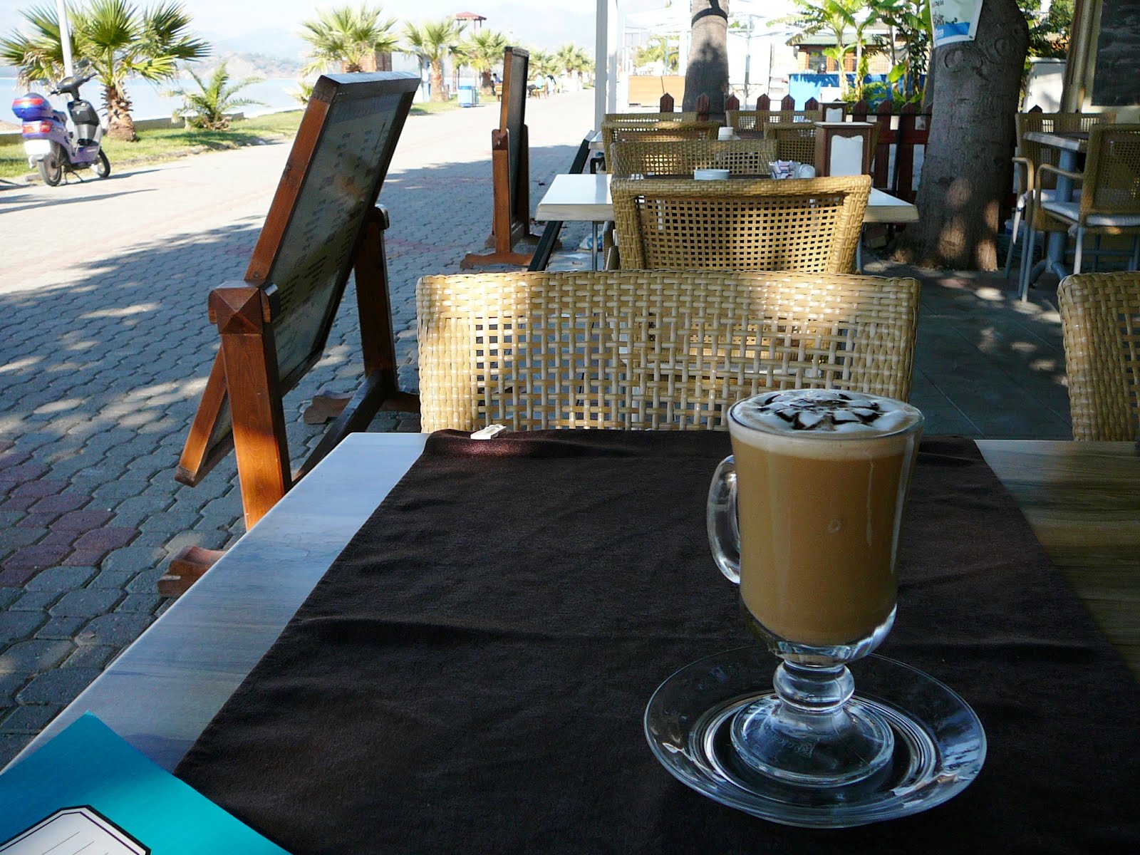 MES TÊTES DE TURC...: Une leçon de café au bord de la mer chez Eyna