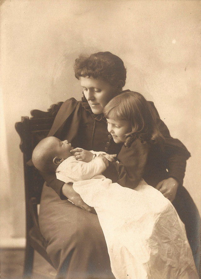 Victorian Motherhood: Lovely Vintage Photos of Mothers Posing With ...