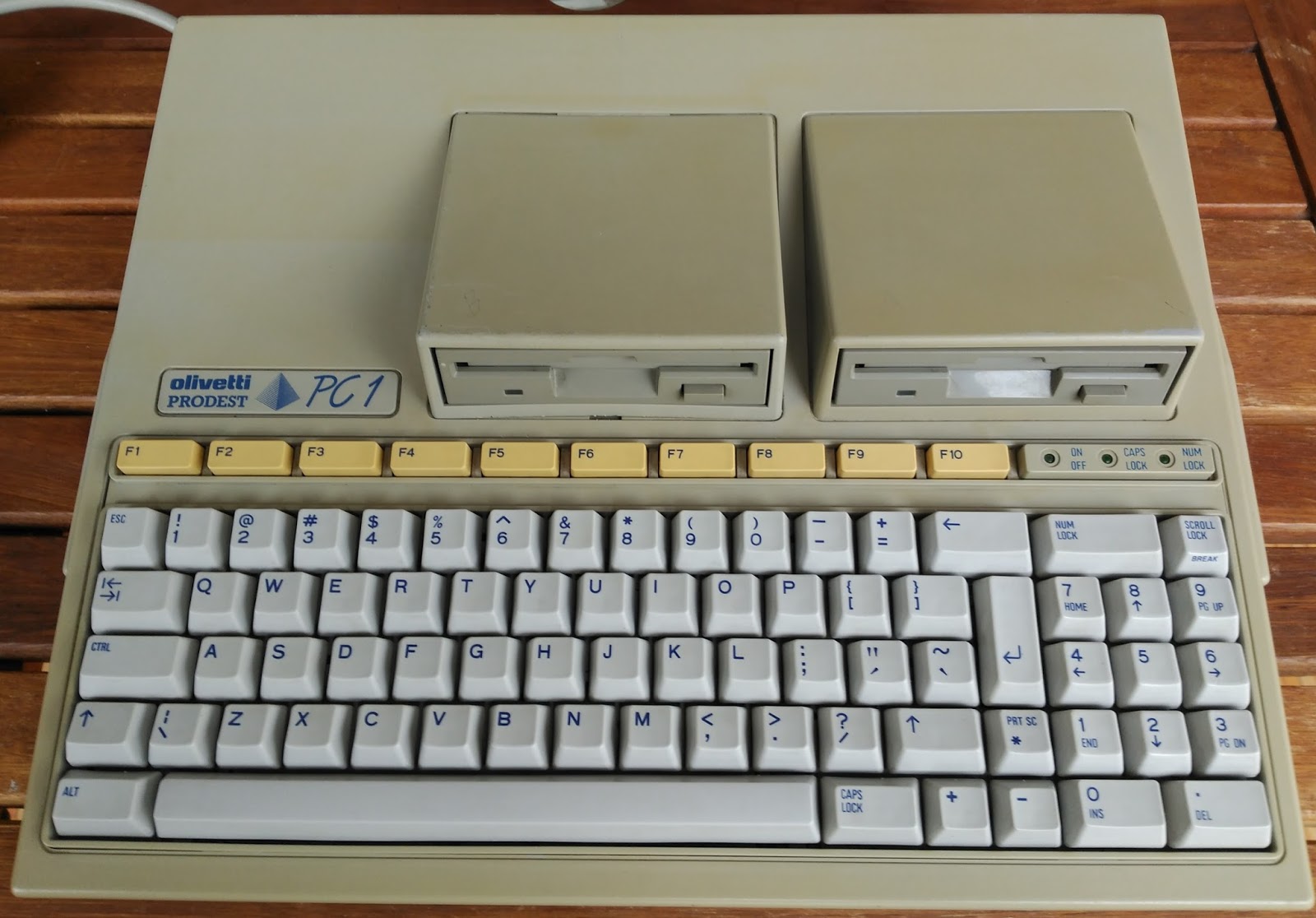 Retro Ordenadores Orty: Olivetti Prodest PC1 (1987) (dos disqueteras).