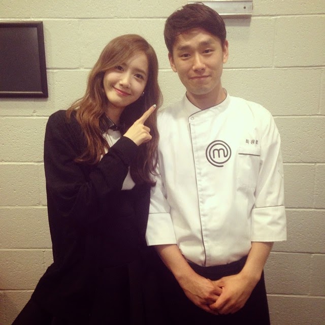 Check out SNSD YoonA and TaeYeon's pretty photos with lucky chefs ...