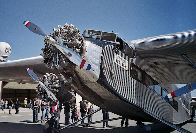 Photography & Vintage Film Cameras: Tri-Motor Color