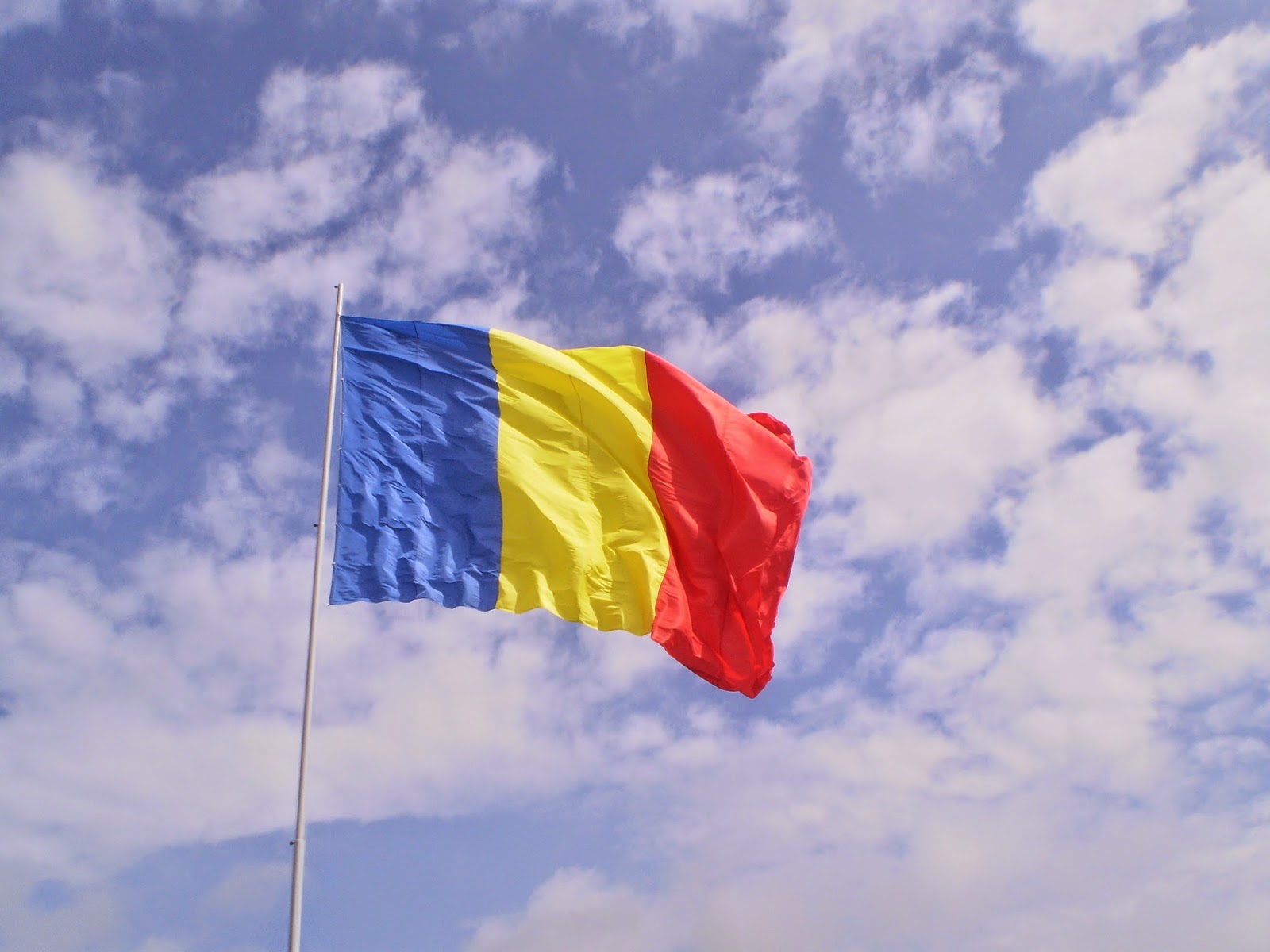 FOTO și VIDEO: Cel MAI MARE DRAPEL NAȚIONAL din județul Sibiu, ÎNĂLȚAT ...