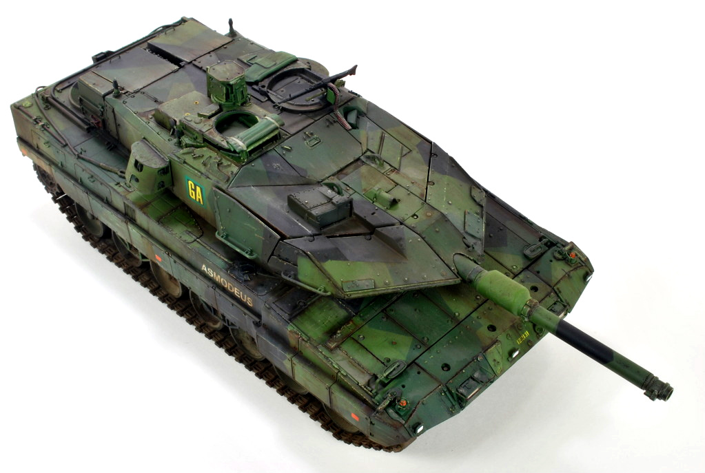 Chris Jerret modeling: Leopard (s) Strv.122 Sweden