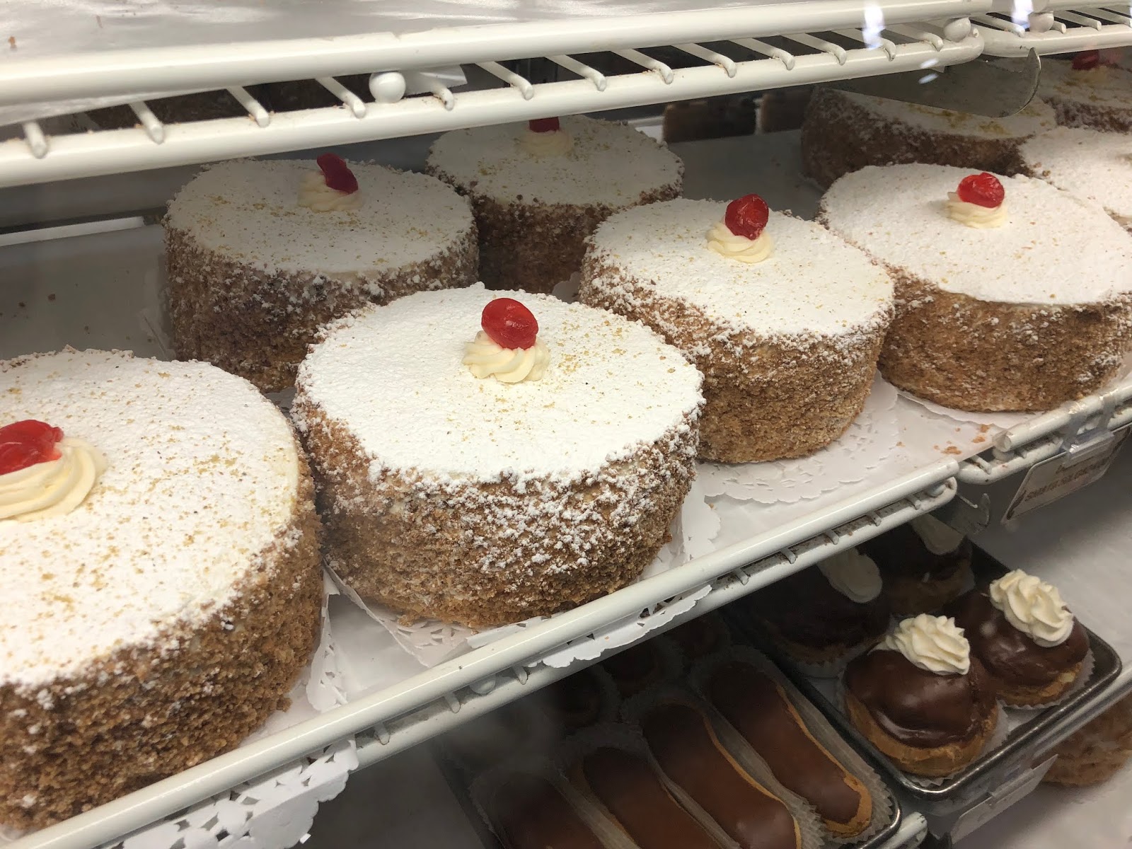 溫哥華的甜鹽巴小姐: 【溫哥華美食】傳說中的外交官蛋糕 @ Bon Ton Pastry & Confectionery Cakes