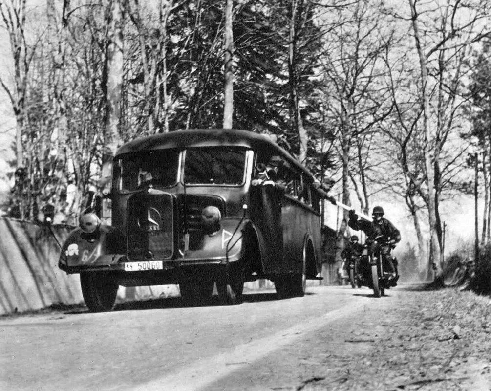 transpress nz: Mercedes-Benz bus, WW2