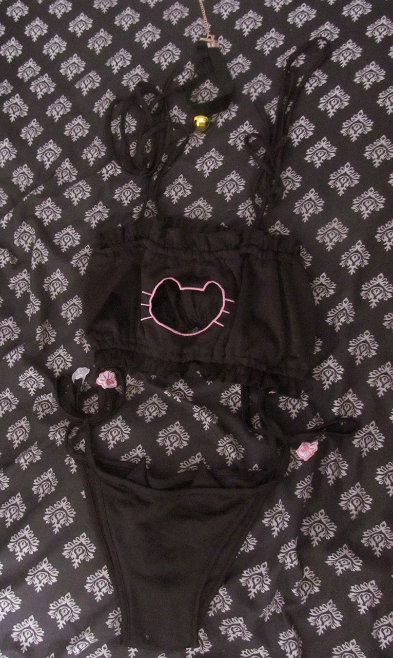 The coziest of all the does: 😺 Review of cat keyhole lingerie 😺