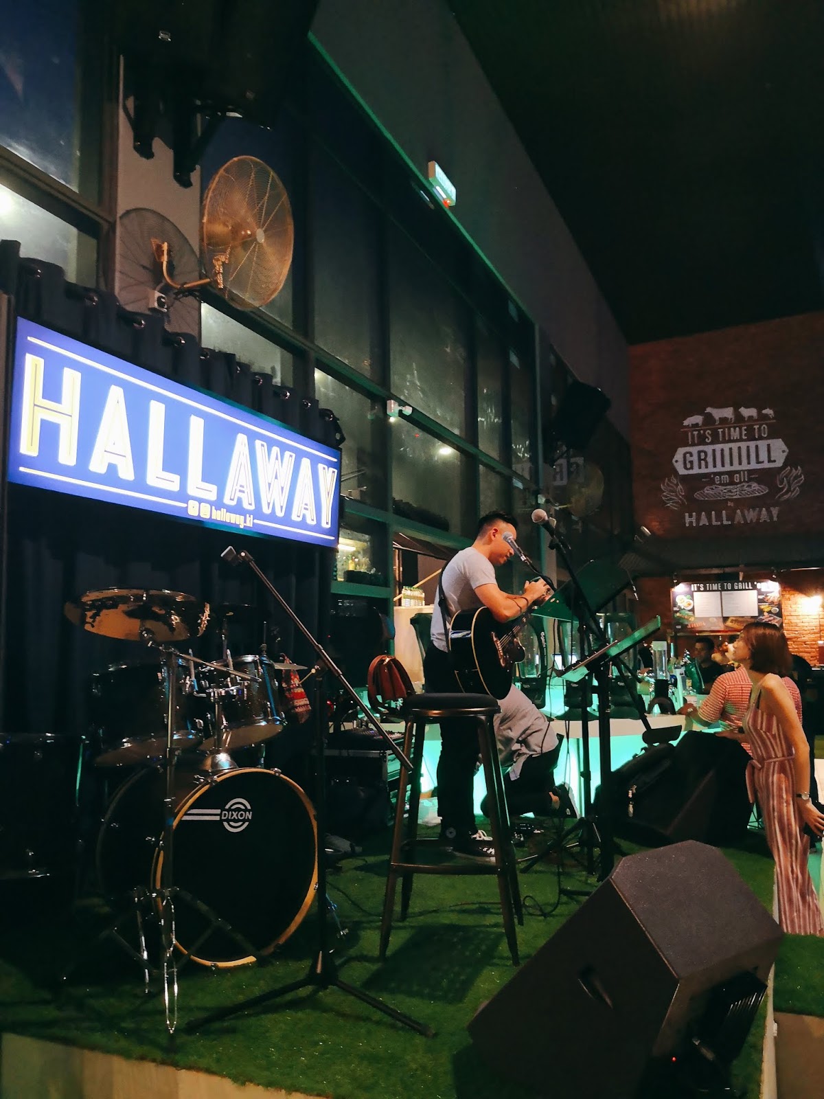 Hallaway KL - 俯瞰KL夜景的空中餐厅 | 有 Liveband | 却是平民价格？！😍 - Charlotte Kong