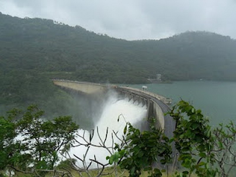 Sri Lanka - Nature: Victoria Dam Spills