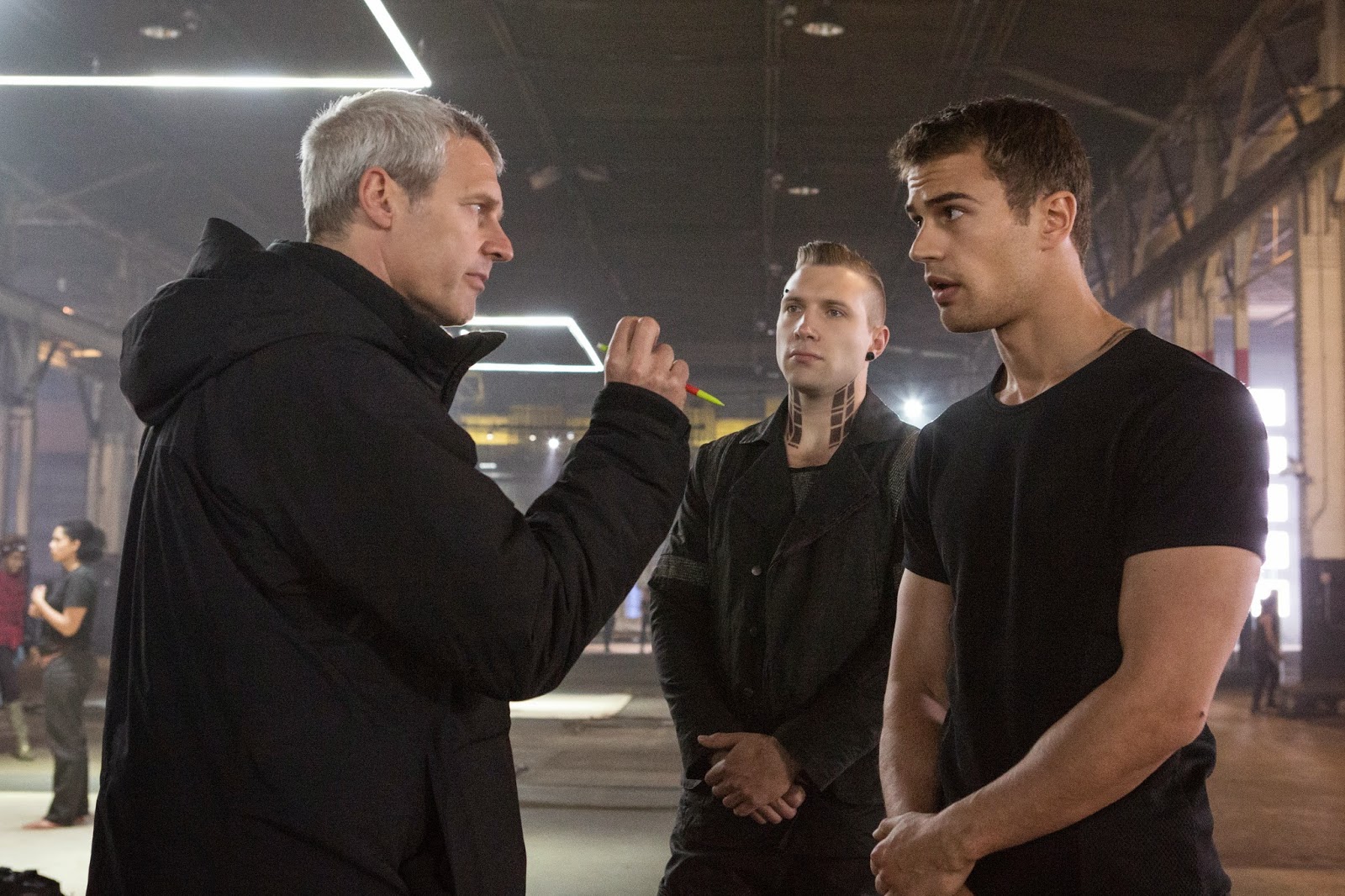 Caution: Idiot At Play: Week Late Movie Review: Divergent