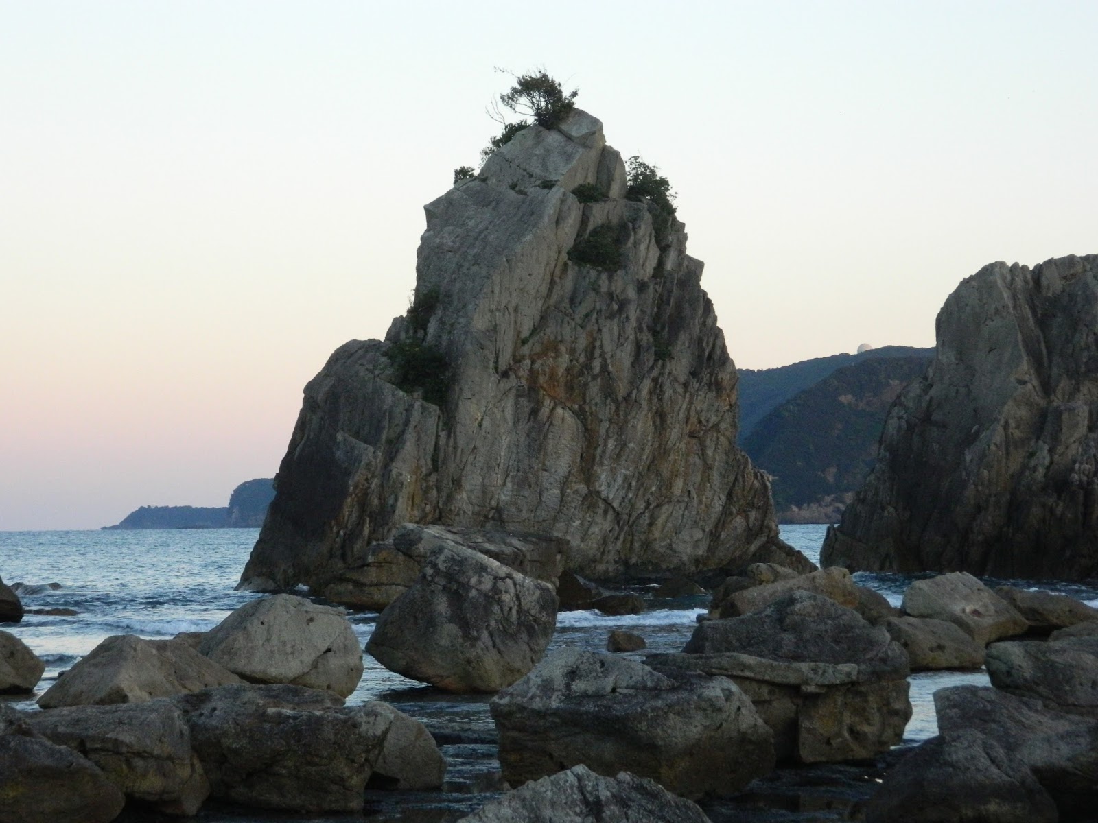 Nihon Fan: Hashigui-iwa Rocks - Part of Yoshino-Kumano National Park