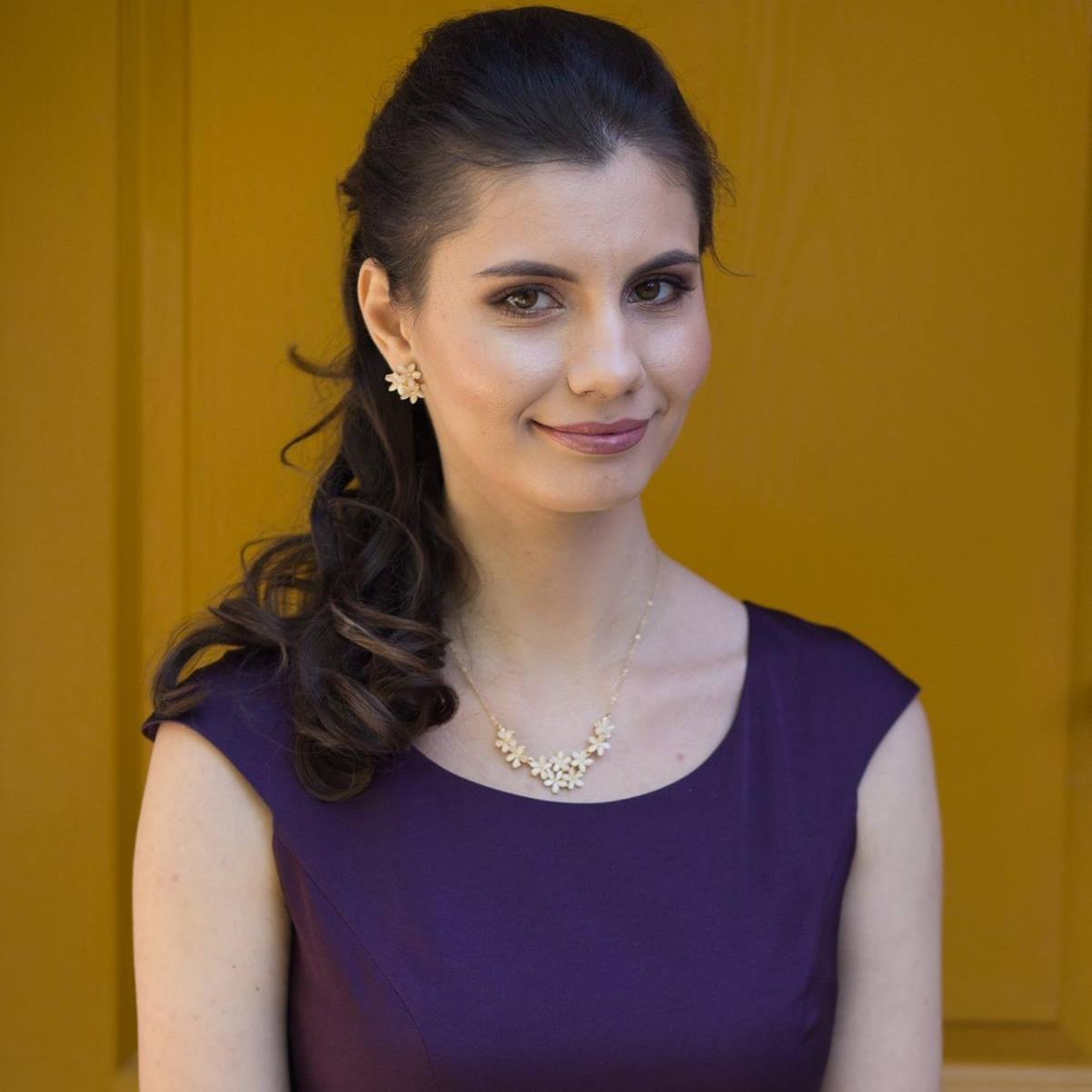 Minuca Elena in an Exclusive Interview (Expert Roundups Queen)