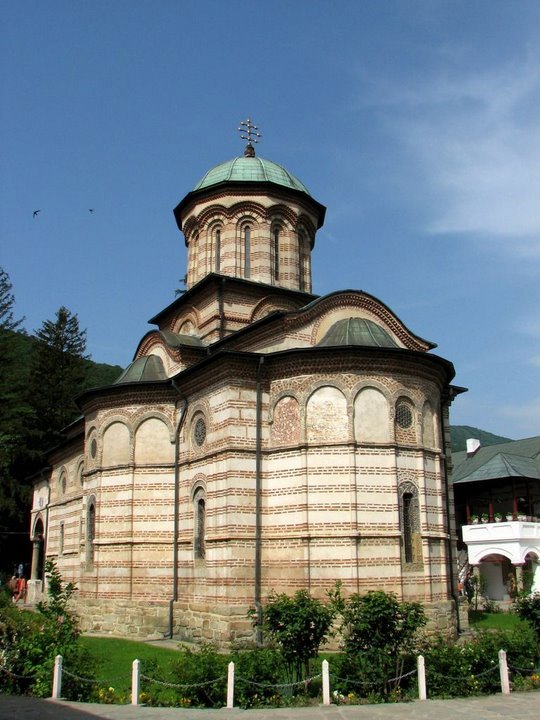 MANASTIRI-CALATORI : MANASTIREA COZIA