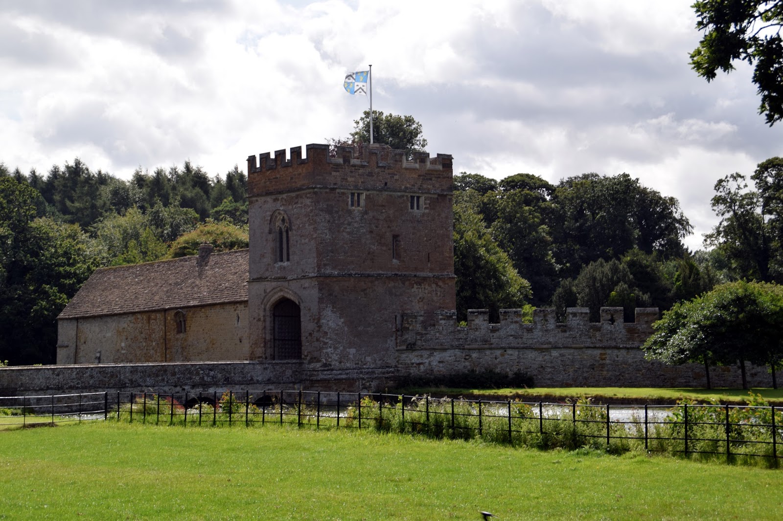 Enjoy your time with beautiful places: Broughton Castle
