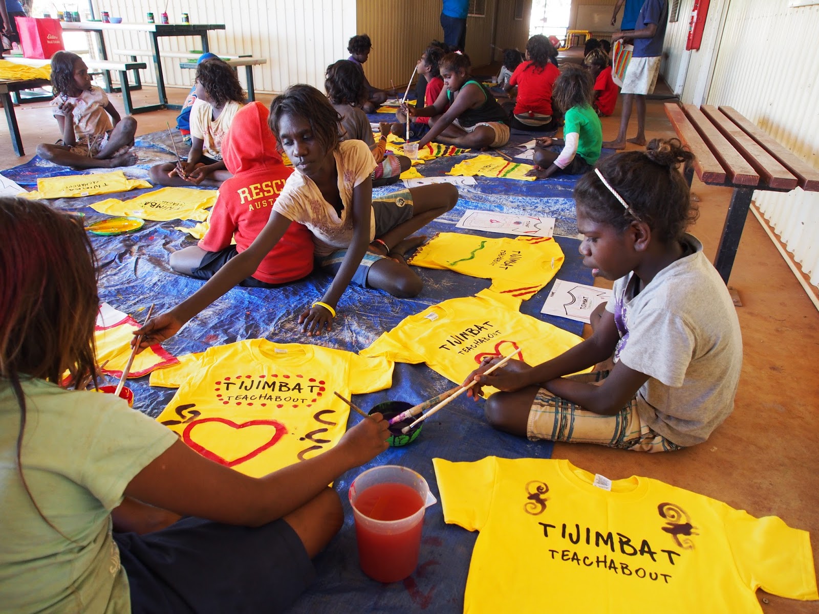 Teachabout Minyerri - Dry Season 2013 : Day 2: T-Shirt Painting