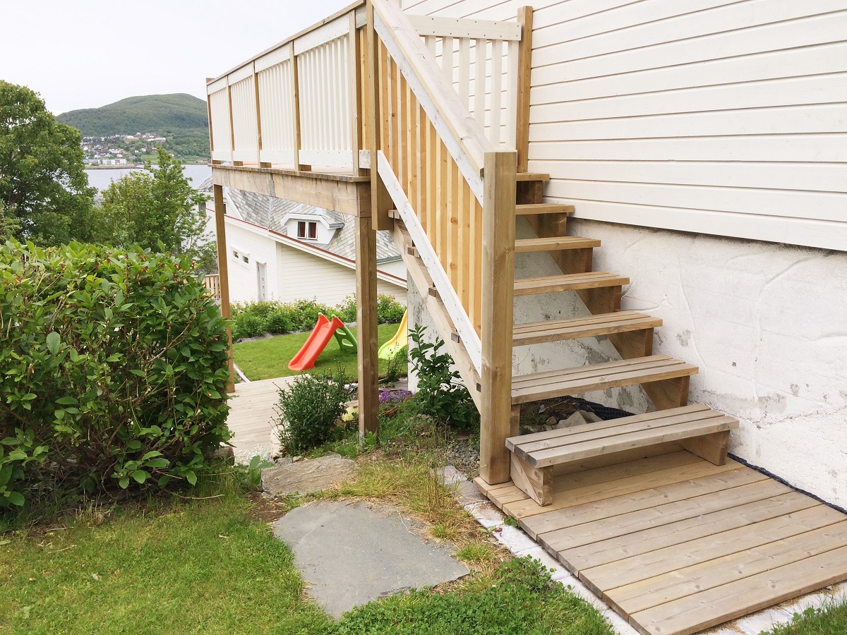 Haukås: Trapp til veranda