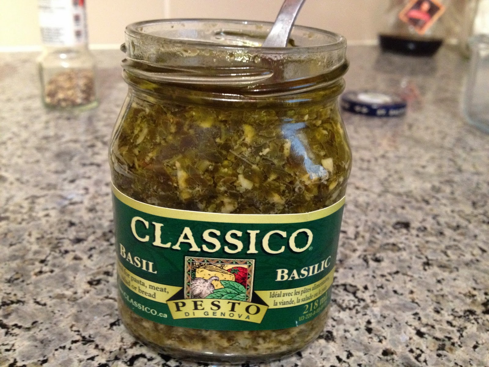 溫哥華的甜鹽巴小姐: 好吃的青醬炒飯自己做 ～大推薦Classico Pesto Sauce～