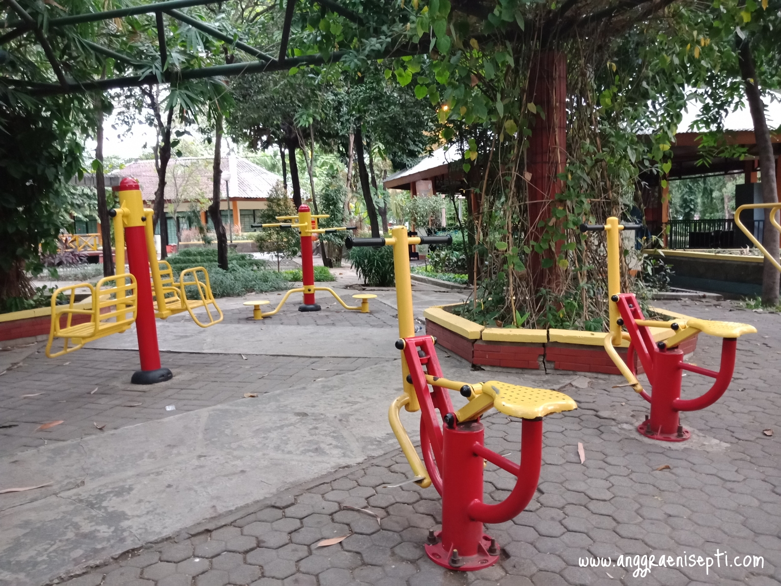 Hutan Mini di Taman Flora Surabaya | Anggraeni Septi