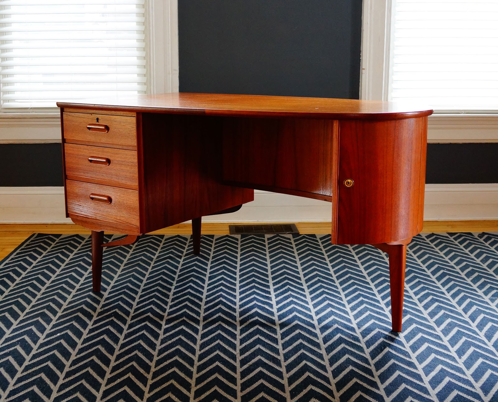 str8mcm: Teak Danish Three Leg Desk