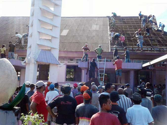Masyarakat Muslim Hitu Bantu Renovasi Gereja Galala - Maluku Post
