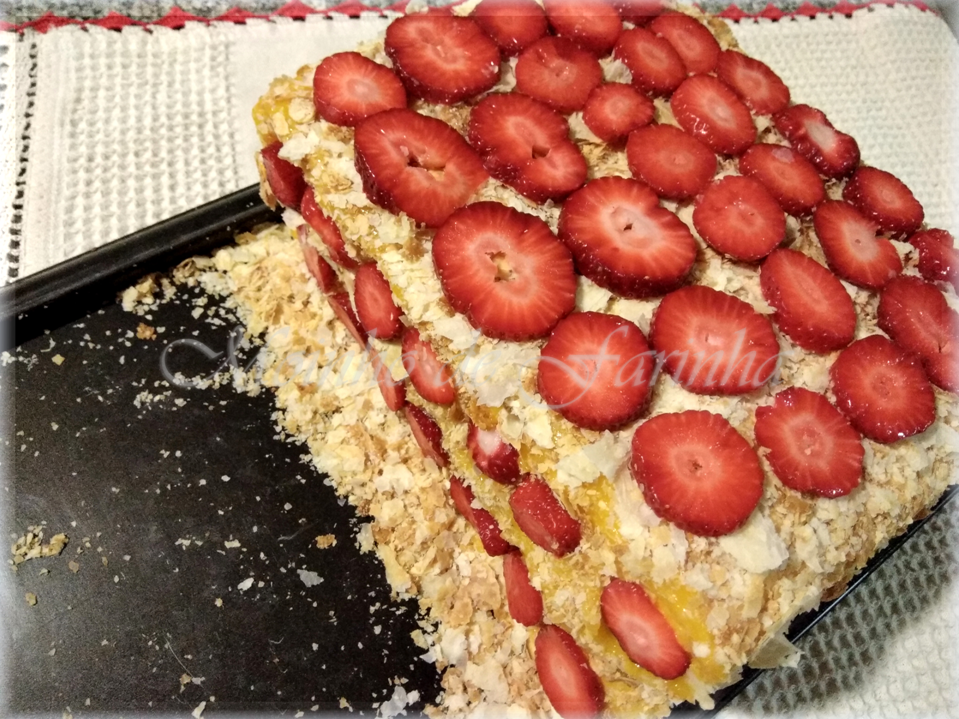 Moinho De Farinha Bolo Com Massa Folhada E Morangos