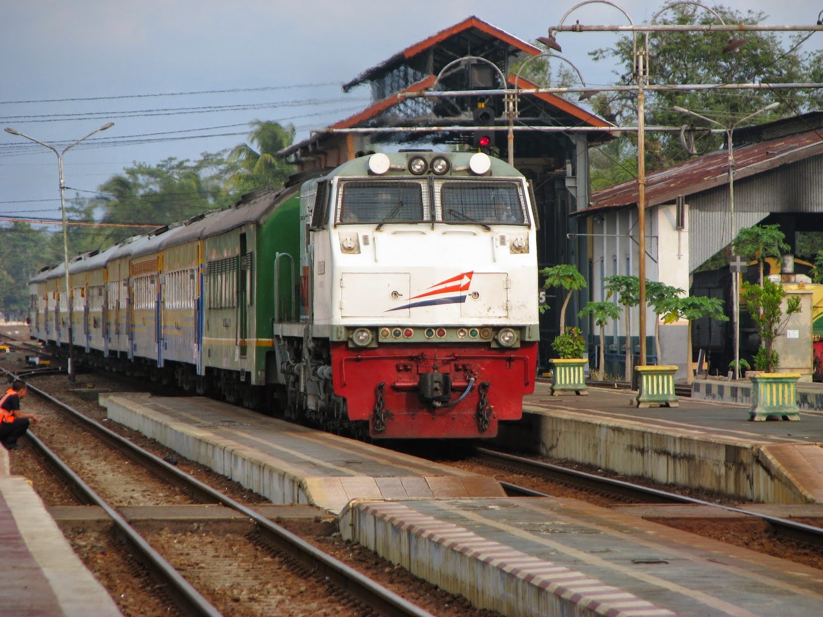 Kereta Api Indonesia: Rangkaian Kereta Api Logawa Memasuki Stasiun Kutoarjo