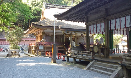 Explore Inside Japan: Armed priests