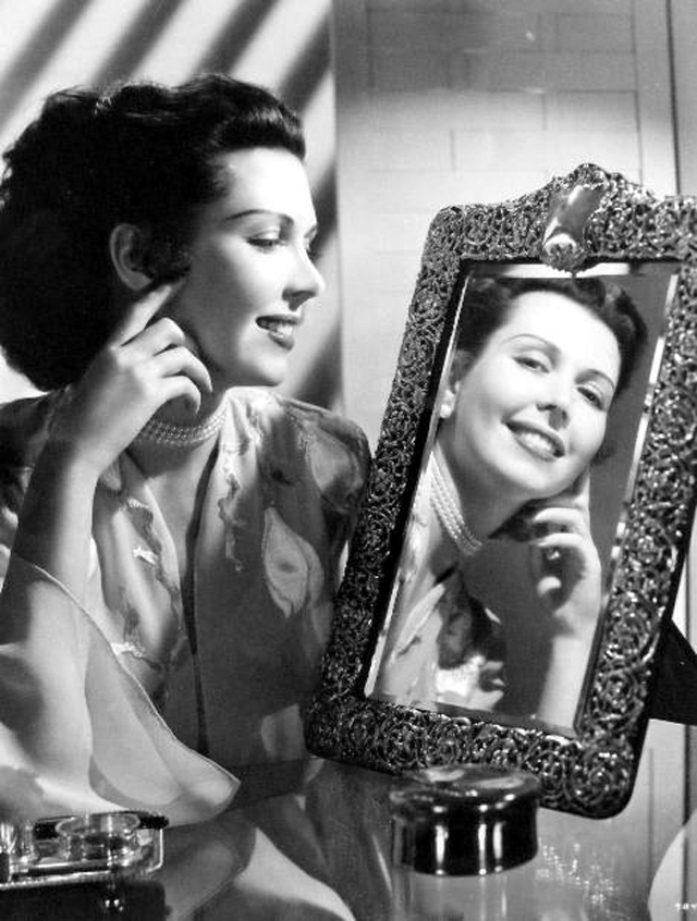 45 Glamorous Photos Capture Classic Beauties In Front of the Mirrors ...