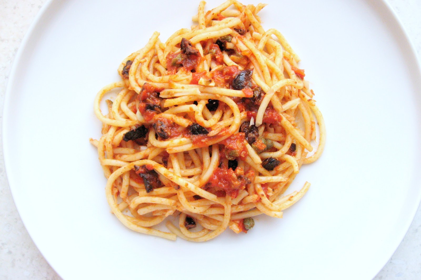 k o n y h a t ú r a: Spaghetti alla puttanesca