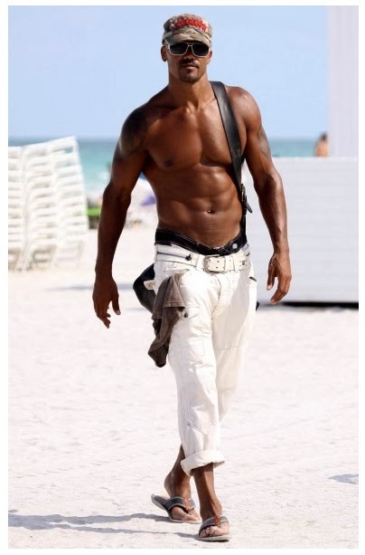 Loving Moore: SHEMAR MOORE Featured Photo 1/8