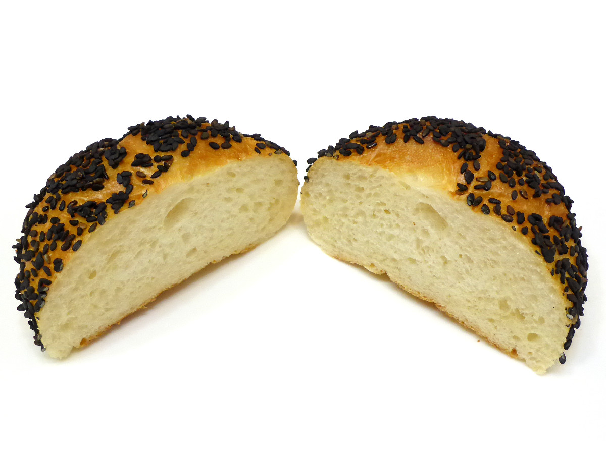 カイザーゼンメル 黒ゴマ（Kaiser Semmel） | AUX BACCHANALES（オーバカナル） | パンレビュー