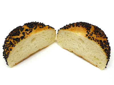 カイザーゼンメル 黒ゴマ（Kaiser Semmel） | AUX BACCHANALES（オーバカナル） | パンレビュー