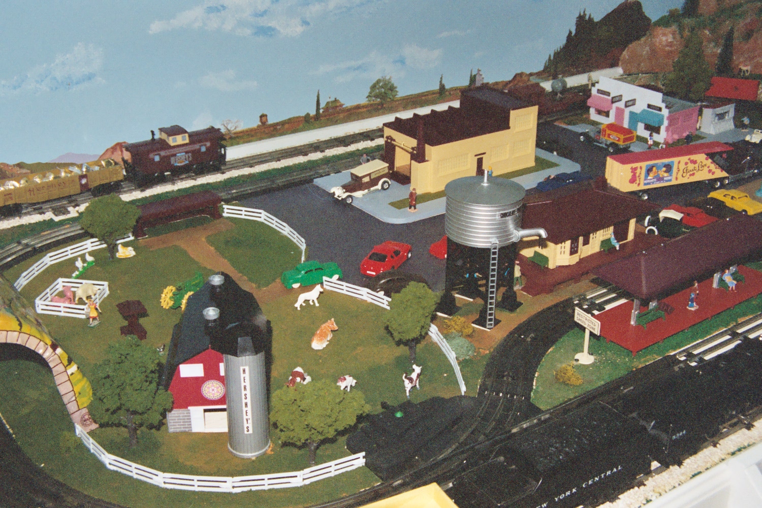 Toys and Stuff: TRAIN TIME: Marx Hershey's Layout