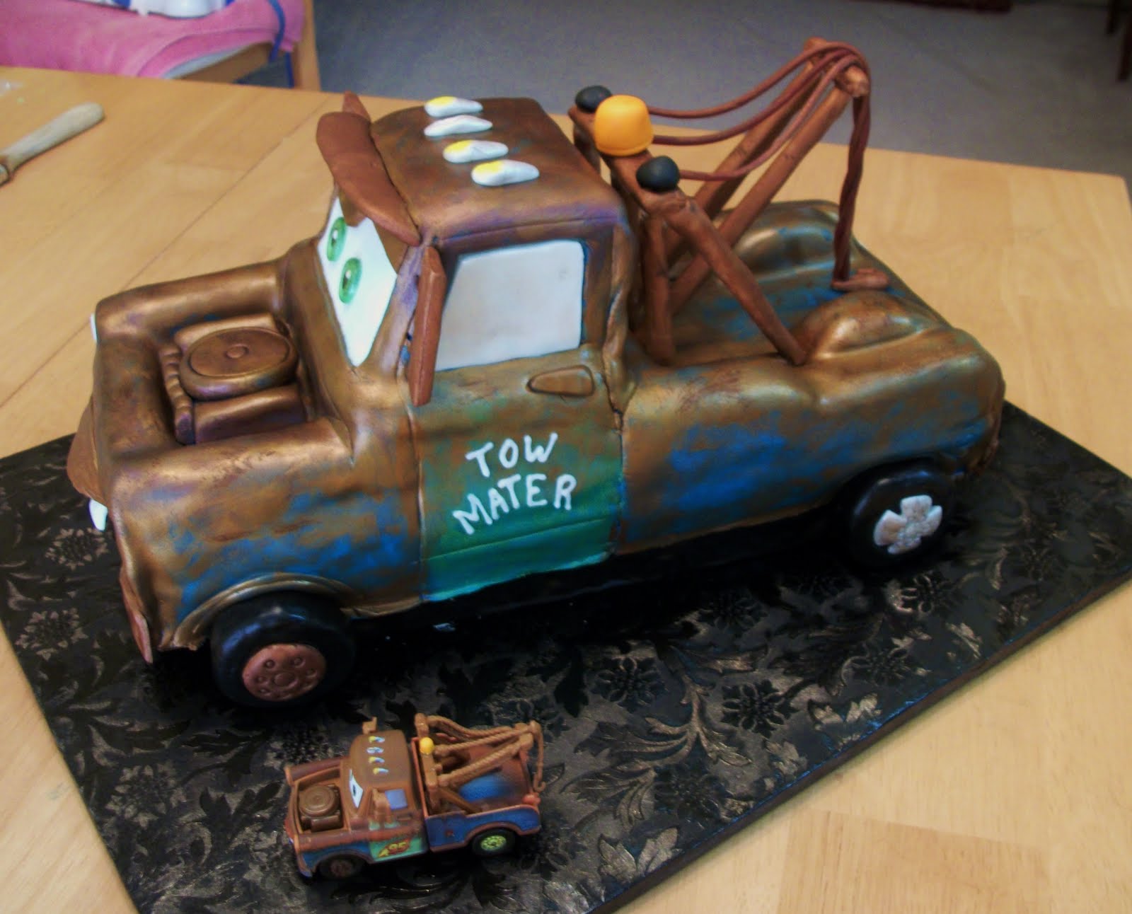 Bellissimo! Specialty Cakes: "Tow Mater Cake" - 8/11