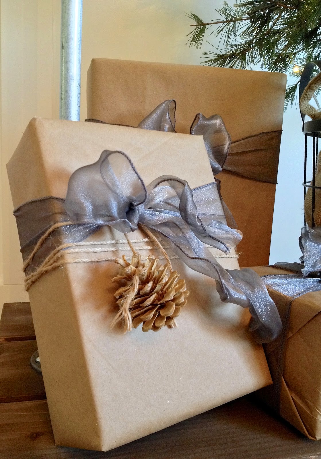 her lovely nest.: Christmas wrapping ideas - rustic elements.