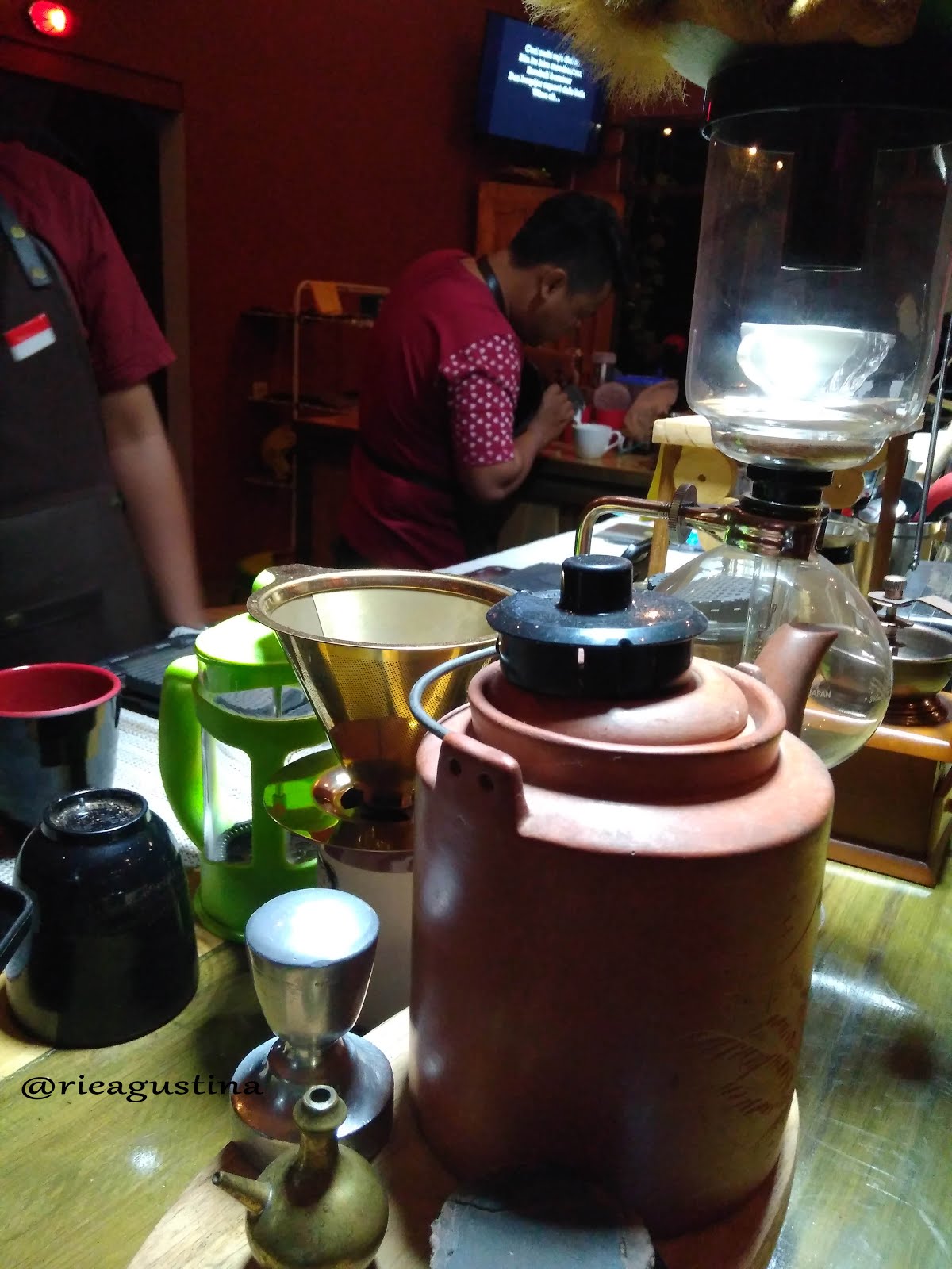 Ruang Tuang: Tempat Ngopi Asyik dengan Suasana Temaram