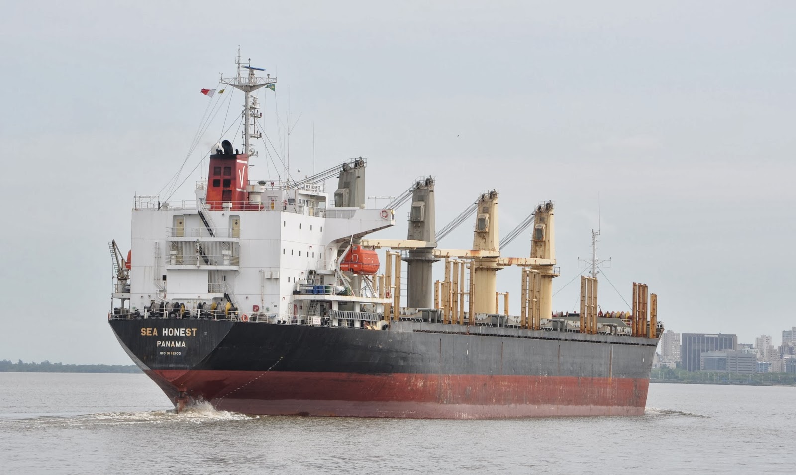 VCV ESTEIO: Navio mercante “Sea Honest” atraca com ureia argentina.