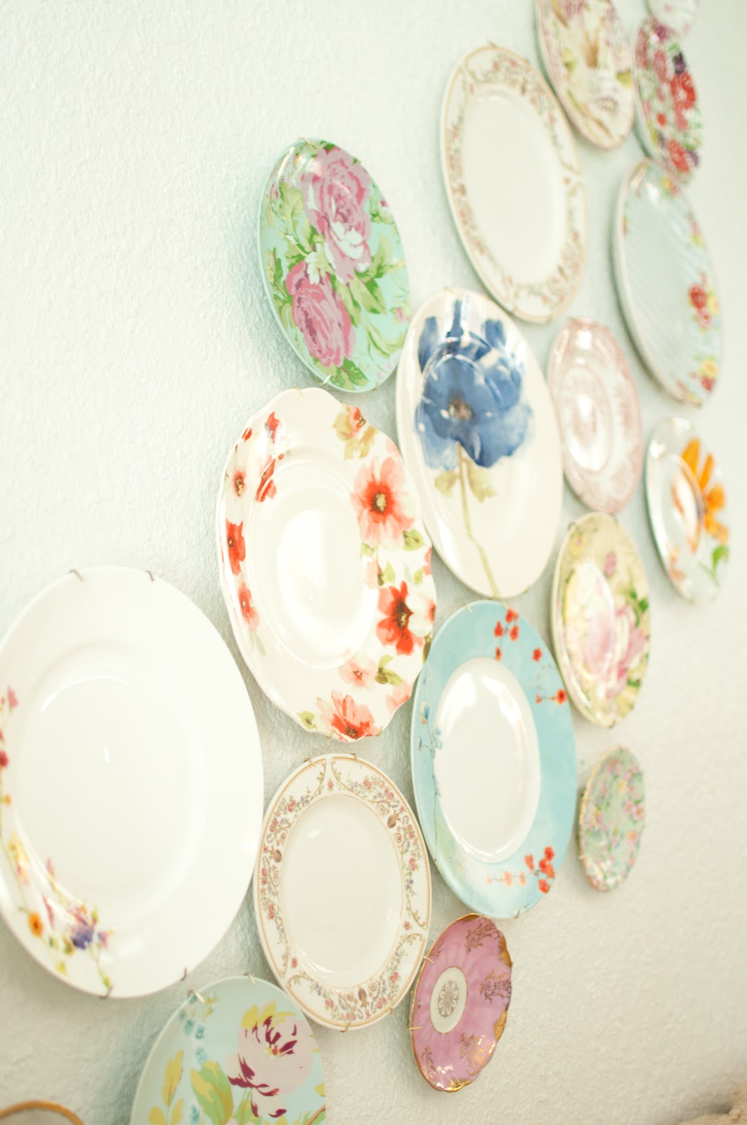 Domestic Fashionista: Decorating with Plates