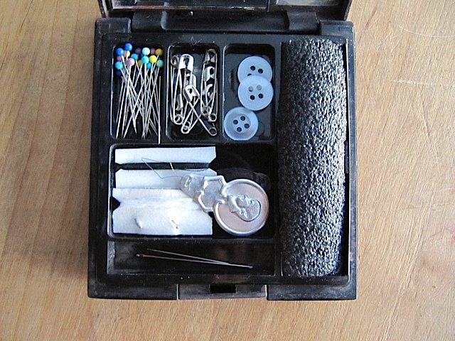 Sew Many Ways...: Thrifty Thursday...Recycled Make-Up Compact Sewing Kit