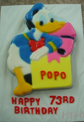 Yochana's Cake Delight! : Donald Duck with Gift Box