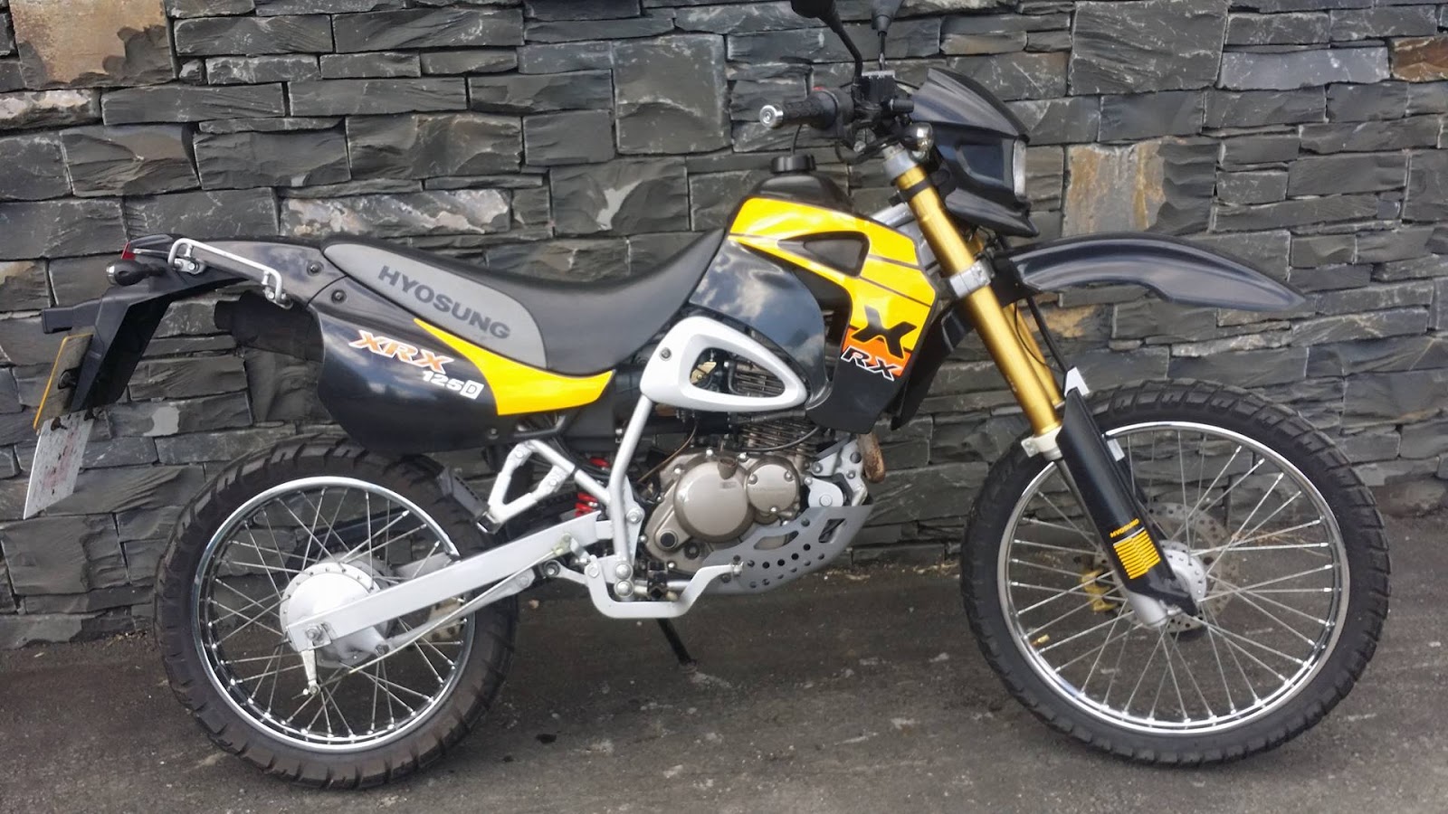 Sapphire Motorcycles: Hyosung XRX 125 Trail learner legal 3.300 miles 2009