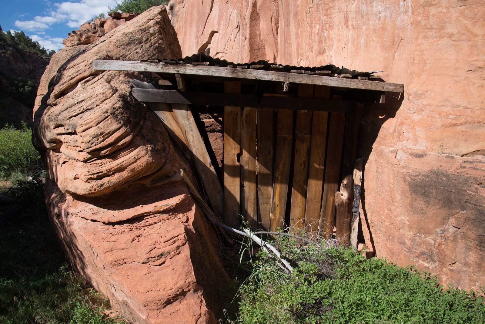 Red Rocks, Blue Sky: Rock Slab Cabin with Petroglyphs