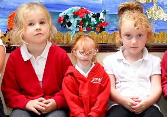 Charlotte Garside la niña más pequeña del mundo ya va a la escuela