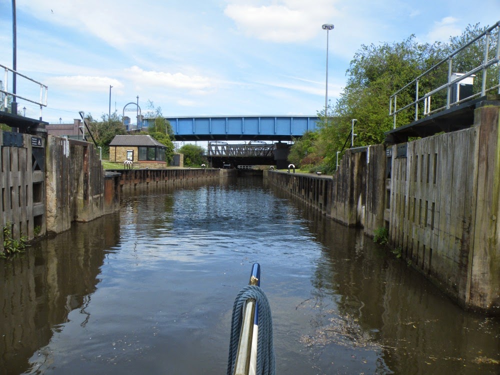 Travelling the Canals of England: Sunshine and Storms to Sheffield