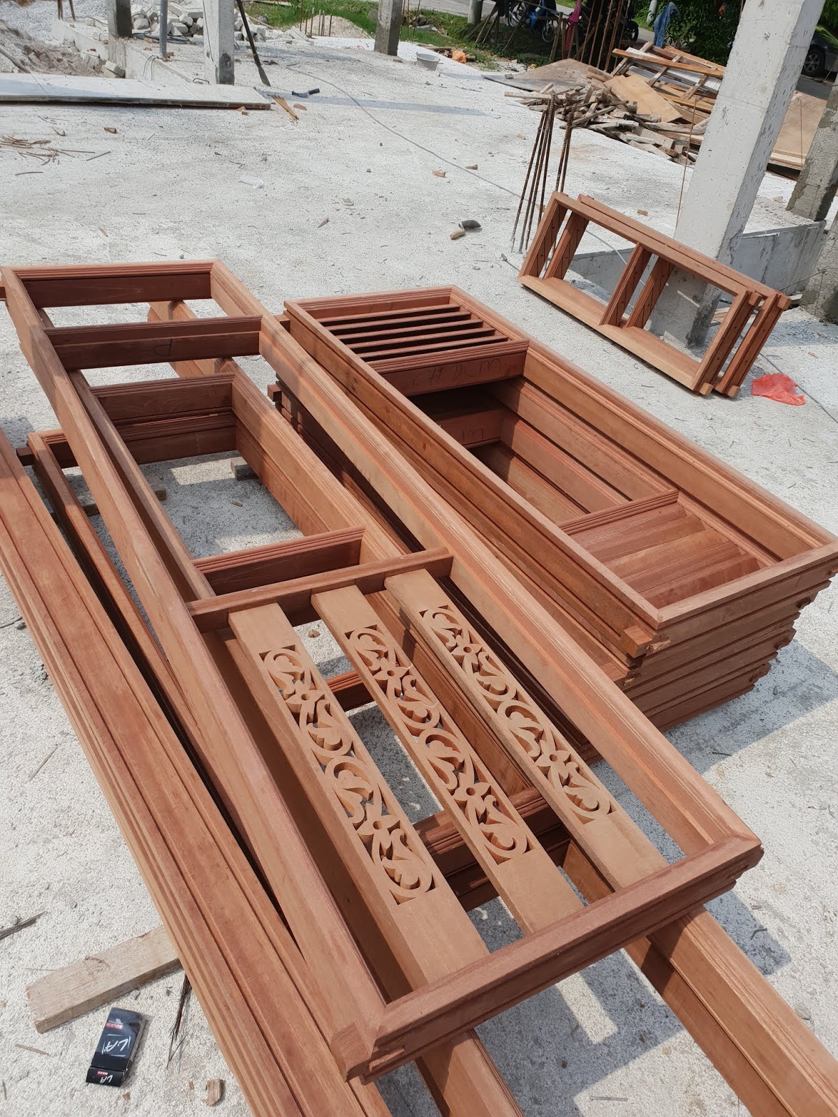 Pengalaman Membina Banglo Sendiri: Tingkap dan Pintu Kayu