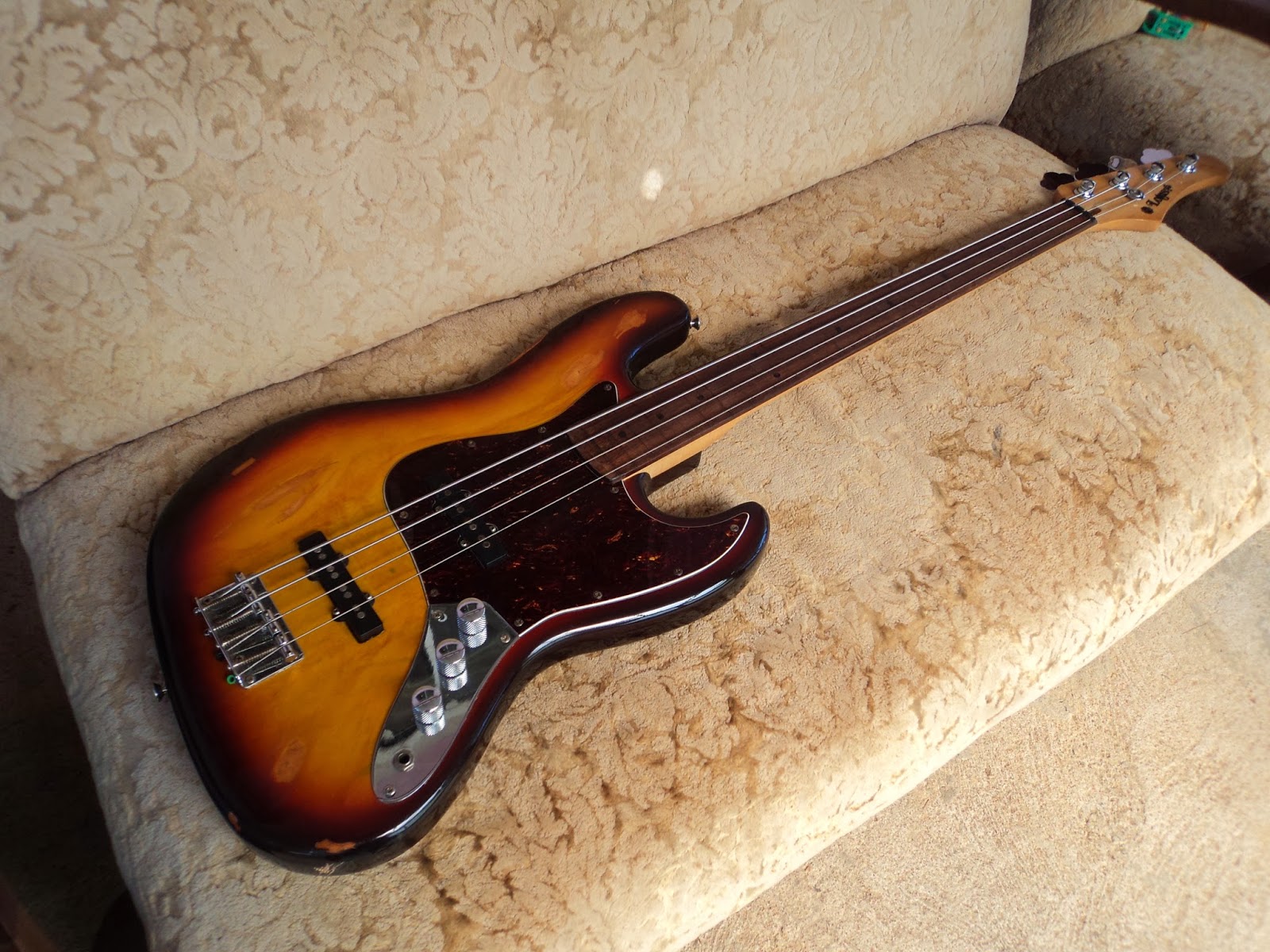 _cowboybass: _baixo LOTUS Jazz Bass fretless (Luciano Nunes Ferreira ...