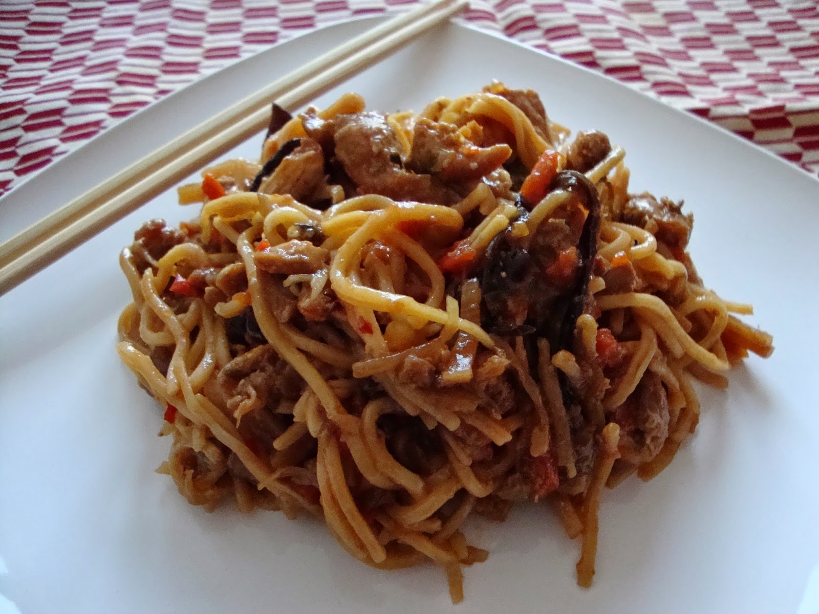 ce mai gatesc fetele: TAITEI CHOW MEIN CU PUI