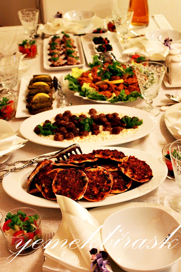 yemek bir aşk: akşam yemegi davet sofrası
