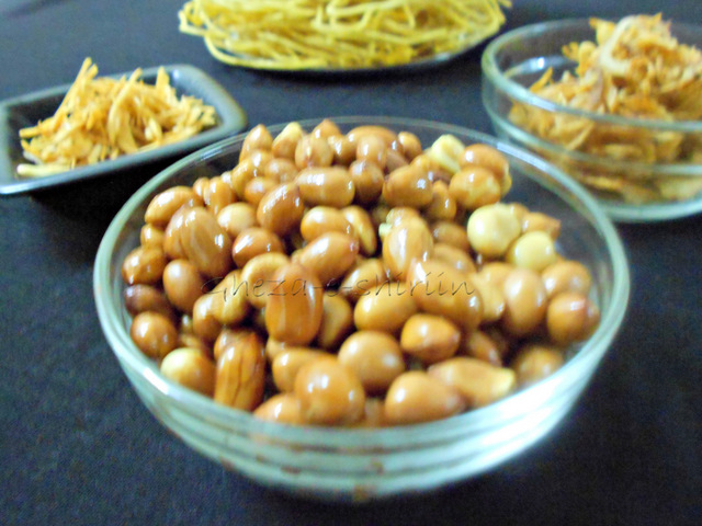 Fried or roasted peanuts